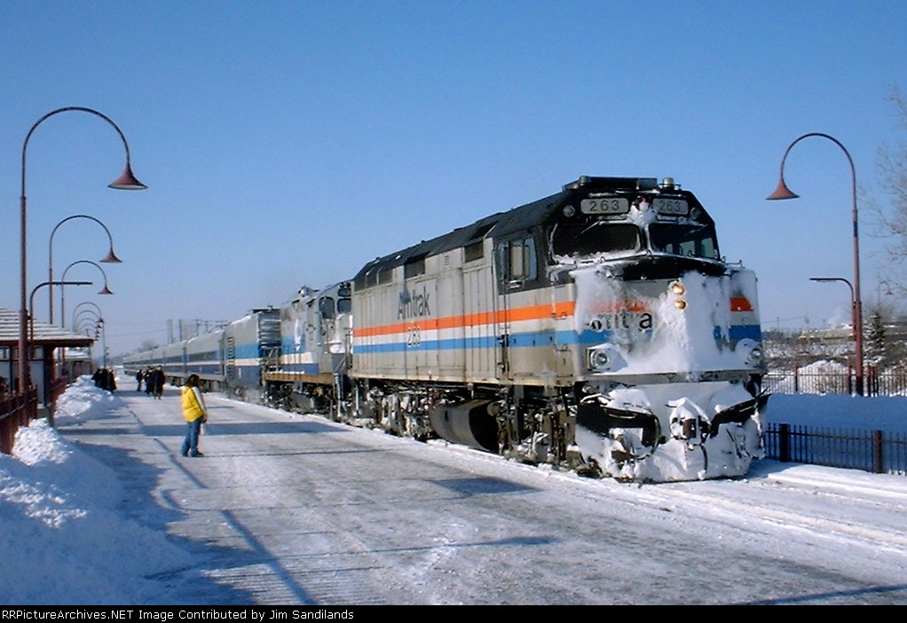 AMTK 263 and AMT 1312 on Train 22